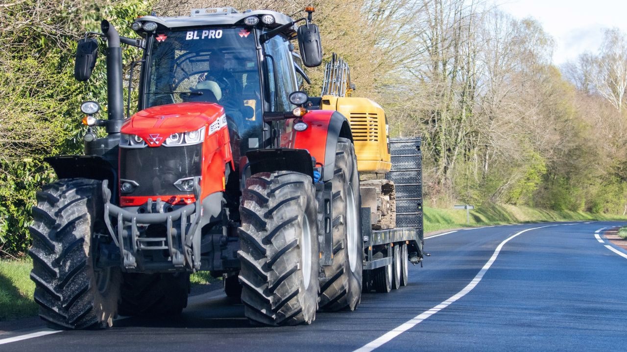 Code de la route : peut-on dépasser un tracteur en mordant la ligne continue ? Ce que dit la loi